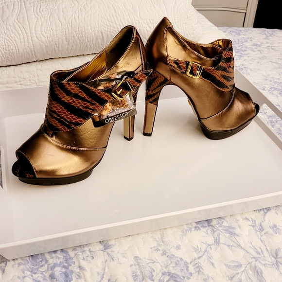 Dereon | Shoes | Dereon Platform Bootie Heels Beyonce Obsessed Bronze ...
